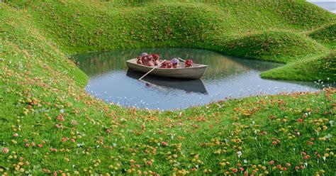 녹음이 우거진 언덕으로 둘러싸인 호수 위에 떠 있는 배 사진 Unsplash의 배 이미지