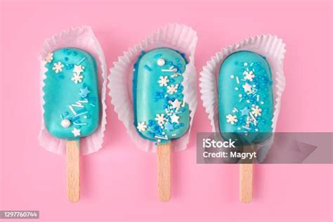 파스텔 핑크 배경에 블루 민트 아이스크림 아이스캔디 스틱에 맛있고 상쾌한 아이스크림 최소한의 여름 컨셉 플랫 레이 감정에 대한 스톡 사진 및 기타 이미지 Istock
