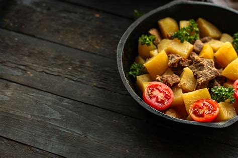 굴 래 쉬 고기와 감자를 삶아 메인 코스 조 림 음식 배경입니다 맨 위로 감자 요리에 대한 스톡 사진 및 기타 이미지 감자