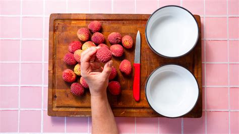 How To Eat Lychees The Right Way From Peeling To Serving