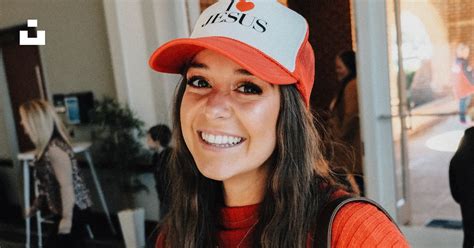 미소 짓는 여성이 커피잔을 들고 모자를 쓰고 있습니다 사진 Unsplash의 무료 여자 이미지