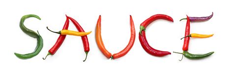 빨강 녹색 주황색 노랑 자주색 칠리 페퍼 고추 편지의 소스는 텍스트 핫 소스 딥을 위해 분리되었습니다 칠리 메뉴 카드 배너 채식주의 자 카레 파스타 스튜 칠리 소스 레시피와