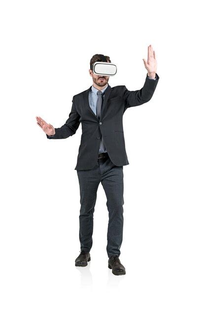 Retrato De Corpo Inteiro Isolado De Gesticular Empresário Com Barba Usando óculos De Realidade