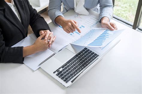 비즈니스우먼 리더 팀 컨퍼런스 회의 프레젠테이션에서 파트너 재무 및 회계 개념과의 비즈니스 만들기 대화 및 비즈니스 전략 기획에