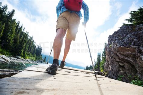 背包客高清图片 背包客在夏天山上徒步旅行 生活方式免费下载 格式 5760像素 编号38630452 千图网