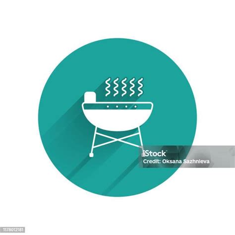 긴 그림자로 고립 된 흰색 바베큐 그릴 아이콘 바베큐 그릴 파티 녹색 원 버튼입니다 벡터 일러스트레이션 고기에 대한 스톡 벡터