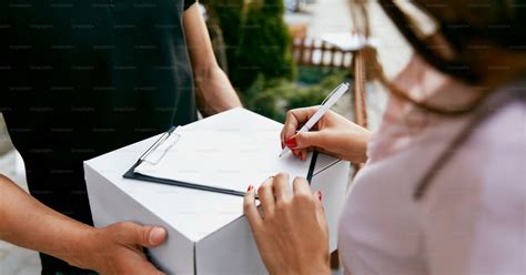 특급 배송 여자에게 소포를 배달하는 택배 상자에 배달 문서에 서명하는 여성 손을 닫습니다 고해상도 사진 Unsplash의 패키지 이미지