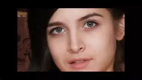 털이 무성한 보지를 퍼뜨리다 Xhamster