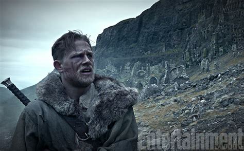 Premier Aperçu De Charlie Hunnam Et De Jude Law Dans King Arthur