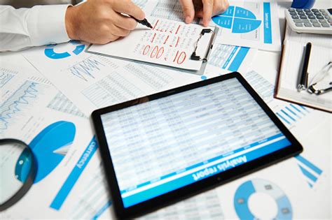 사업가 작업 및 계산 읽고 보고서를 작성합니다 태블릿 Pc를 사용 하 여 사무실 직원 테이블 클로즈업 비즈니스 재무 회계 개념입니다 노트북에 대한 스톡 사진 및 기타 이미지