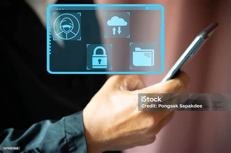 모바일 해커 및 컴퓨터 사이버 보안 온라인 데이터 유출 또는 신원 도용 해킹된 휴대폰 홀로그램 데이터가 있는 해커 및 휴대폰 모바일 사기 사기 또는 범죄 사이버 보안 침해