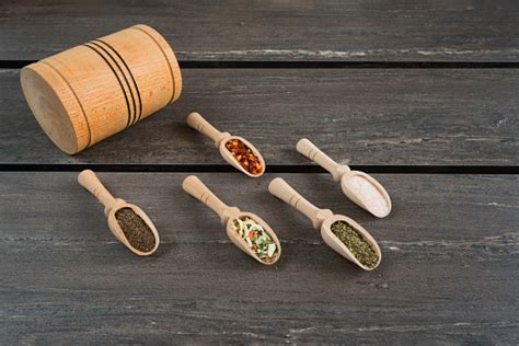 나무 숟가락에 향신료에의 한 다양 한 향신료 재료 고추 소금 히말라야 소금 야채 회색 나무 보드에 후추의 플랫이 하다 가루로 빻은에 대한 스톡 사진 및 기타 이미지 Istock