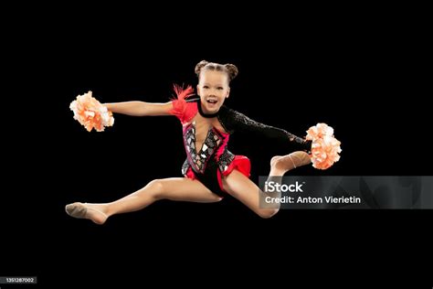 아름다운 소녀의 전체 길이 초상화 치어 리더 훈련 검은 배경 에 고립 된 점프에 움직임을 만들기 개념에 대한 스톡 사진 및 기타 이미지 Istock