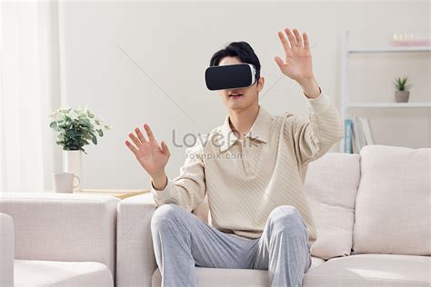 가정 남성은 가상 화면을 작동하기 위해 vr 안경을 착용합니다 사진 무료 다운로드 lovepik