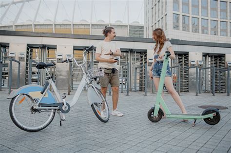 부부는 에코 운송을 사용하고 있습니다 자전거와 전기 스쿠터를 가진 여자와 남자 20 24세에 대한 스톡 사진 및 기타 이미지 20 24세 2명 거리 Istock