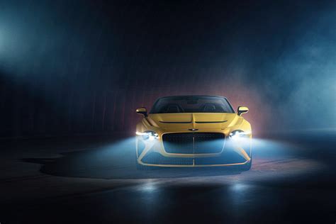 在黑暗的环境黄色车的车灯照亮