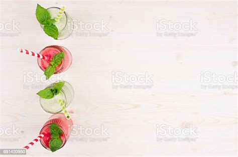 딸기와 짚으로 유리 항아리에 애플의 갓 혼합된 녹색과 빨간색 과일 스무디 민트 잎 상위 보기 화이트 나무 보드 배경 공간을 복사 합니다 0명에 대한 스톡 사진 및 기타