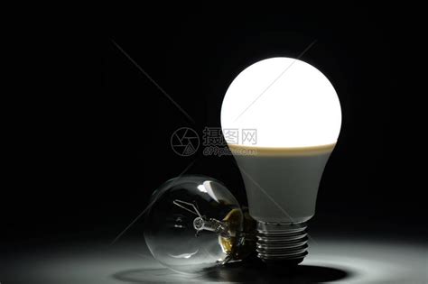 发光的led灯和白炽灯泡在黑暗中高清图片下载 正版图片502830876 摄图网