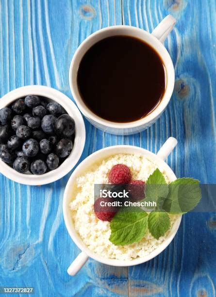 나무 배경에 라즈베리와 블루베리와 화이트 그릇에 커피와 코티지 치즈 한 잔 0명에 대한 스톡 사진 및 기타 이미지 0명 건강한 식생활 농장 Istock