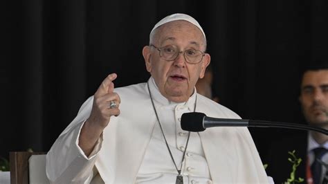 Папа Франциск е с двустранна пневмония Nova