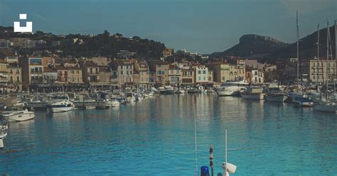 낮에는 갈색 나무 의자에 앉아 있는 파란 셔츠를 입은 사람 사진 Unsplash의 무료 카시 이미지