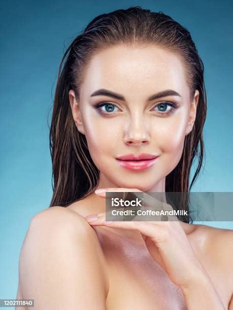 푸른 배경에 대해 포즈를 취하는 젖은 머리를 가진 아름다운 소녀 여자에 대한 스톡 사진 및 기타 이미지 여자 젖은 패션모델 Istock