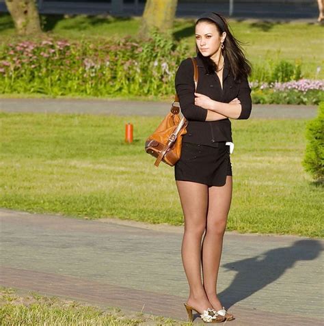 В мини юбке по улице фото