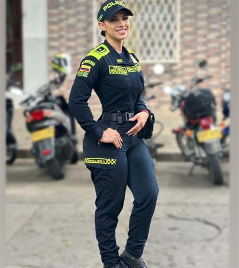 Mujer Policía Conquista Tiktok Por Su Belleza Barrio