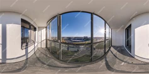 360 Hdri 파노라마 다층 건물의 더러운 먼지투성이 유리가 있는 발코니에서 등사각형 매끄러운 구형 프로젝션 Ar Vr