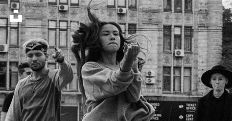 회색 스웨터와 검은 바지를 입은 남자가 회색 포장 도로에 서 있다 사진 Unsplash의 무료 의류 이미지