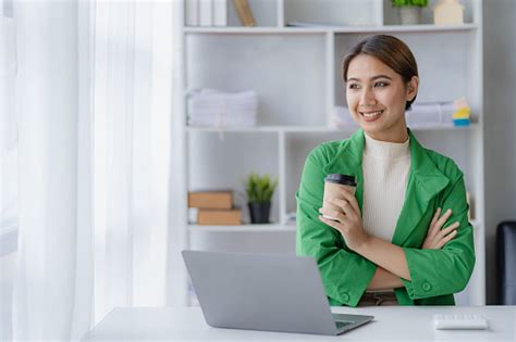 사무실에서 가상 컴퓨터로 일하는 정장을 입은 아름다운 아시아 사업가 중소 기업 소유자 사람 프리랜서 온라인 마케팅 Sme 부동산 마케팅 개념 20 29세에 대한 스톡 사진