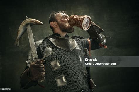 잔인한 수염을 기운 남자 암흑 배경 위에 있는 메데이발 전사 또는 기사의 초상화 기사 사람의 역할에 대한 스톡 사진 및 기타