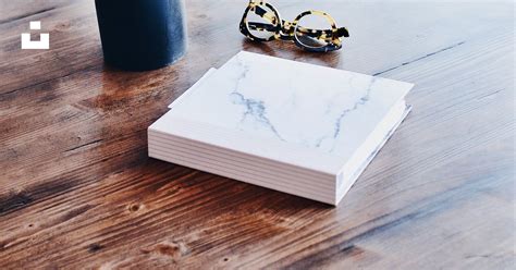 안경 옆에 양장본 책과 방 안의 탁자 위에 다육 식물이 있습니다 사진 Unsplash의 무료 배경 이미지