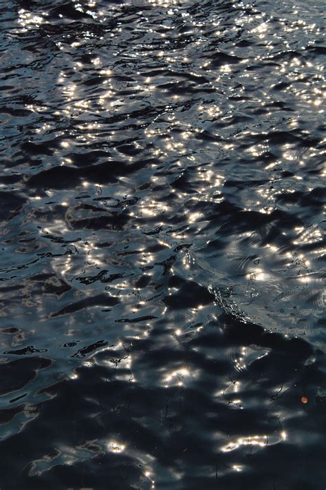 집 밖의 가벼운 거울 고요한 관념적인 광택이 있는 낮 노려보다 물 물결 모양 물이 있는 경치 반사 반짝반짝 빛나는 반짝임 밝기 배경 빛의 놀이