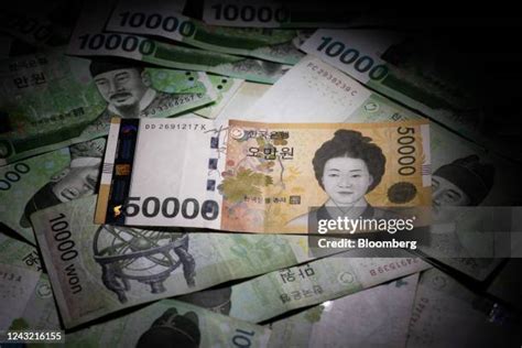 10000 Won Banknote Photos And Premium High Res Pictures Getty Images