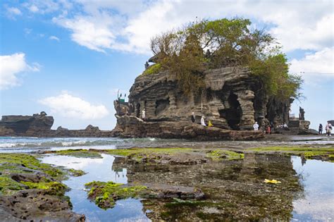 2024년 10월 23일푸라 타나 롯 발리 또는 푸라 루후르 타나 롯이라고도 불리는 이곳은 해변에 위치한 바다 바위 위에 서 있는 신성한 건물입니다 0명에 대한 스톡 사진