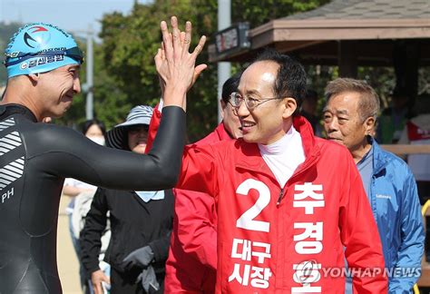 대구 철인3종 경기대회 참가자 응원하는 추경호 연합뉴스