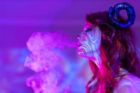 염소 자리 또는 양자리 또는 황소자리의 메이크업 조디악 징후를 가진 아름다운 젊은 여성 머리에 뿔을 가진 소녀 20 24세에 대한 스톡 사진 및 기타 이미지 Istock