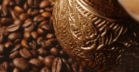 갈색 갈색 톤 갈은 커피 골동품 구릿빛 구운 느린 커피 디테일 따뜻한 따뜻한 음료 따뜻함 똑똑 떨어지는 문화 유산 미식가 민족 전통의 바리스타