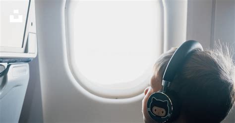 빨간색과 갈색 스웨터를 입은 소녀 흰색과 파란색 헤드폰을 착용 사진 Unsplash의 무료 Lax 터미널 1 이미지