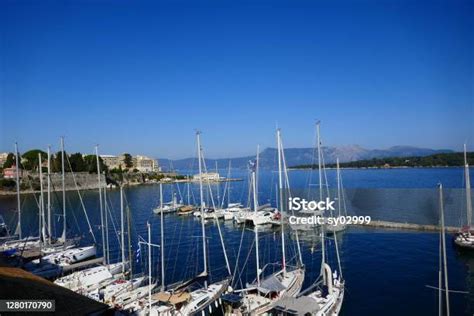 화창한 날에 코르푸 올드 포트리스 하버 지역의 계류 요트 0명에 대한 스톡 사진 및 기타 이미지 0명 계류 그리스 Istock