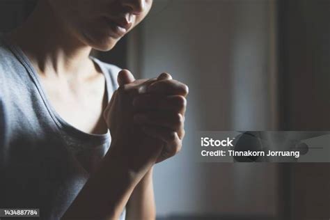 기도하는 여자 손의 실루엣 신에게 기독교 생활의 위기 기도 하나님을 사랑하는 개념 영성에 대한 스톡 사진 및 기타 이미지 영성 검사 보기 기도하기 Istock