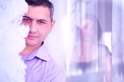 Фото мужчины на переднем плане в фокусе вдали — полупрозрачный светлый силуэт девушки