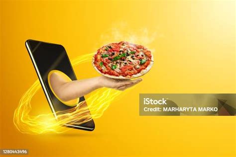 손은 노란색 배경에 스마트 폰을 통해 피자를 제공합니다 가정에서 음식 배달 온라인 주문 레스토랑 서비스의 개념 피자 배달부에 대한 스톡 사진 및 기타 이미지 Istock
