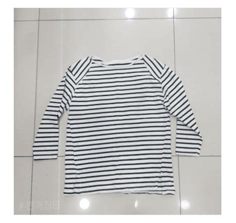 검정흰색 줄무늬 티셔츠 봄가을 밑단옆면조금트임 오염많 헬로마켓
