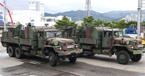 유해화학물질 탐지 및 제독 작업하는 해군