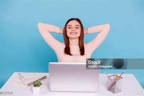 클로즈업 사진 아름다운 그녀 그녀의 여우 여자 앉아 책상 사무실 워크 스테이션 손 머리 편안한 눈 폐쇄 수면 착용 캐주얼 파스텔 따뜻한 풀오버 고립 밝은 파란색 배경