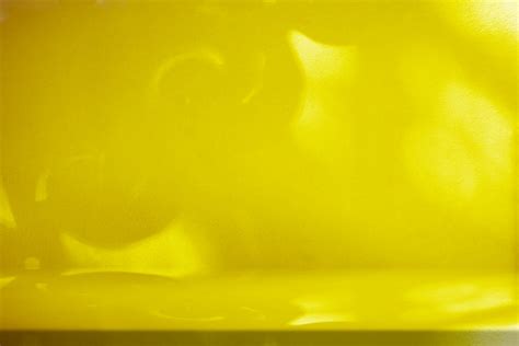 Fortuna 골드 컬러 콘크리트 벽 질감 배경에 빈티지 울타리의 그림자가 있는 빈 치장 벽토 테이블 화장품 프레젠테이션 배경 디스플레이 및 모형에 적합합니다 0명에 대한