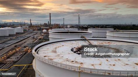 원유 저장 탱크 터미널 포트 정유 공업 구역의 오일 터미널 파이프 라인 연료 저장 탱크 화물 항구 및 선박 유조선 및 석유 화학