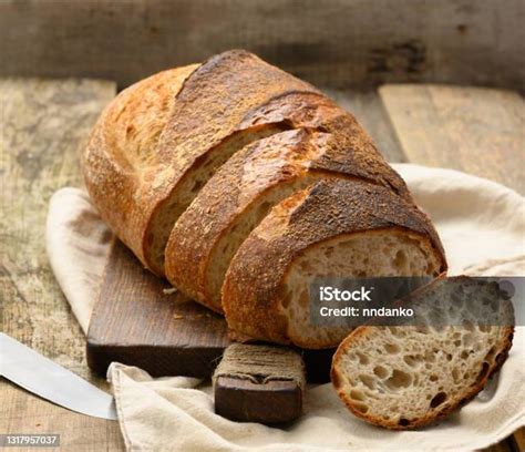 나무 판에 흰 밀 보드로 만든 구운 둥근 빵 조각으로 잘라 덩어리 0명에 대한 스톡 사진 및 기타 이미지 0명 갈색 곡초류 Istock